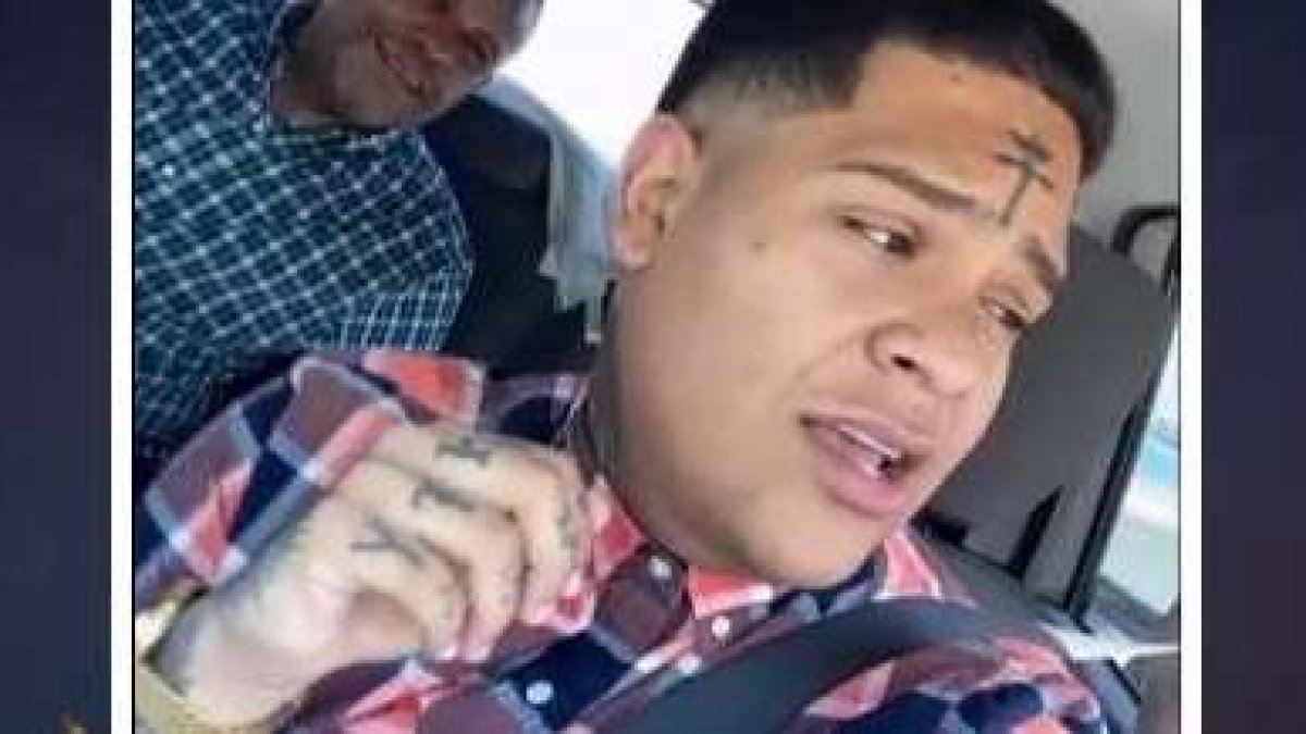 Almighty consigue trabajo como recepcionista en un restaurante ...