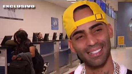 Arcángel se suma a la moda de los ”perridientes” – Telemundo Puerto Rico