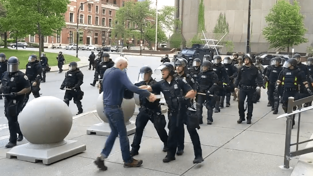 Dan de alta a anciano que fue empujado por la policía en protesta ...