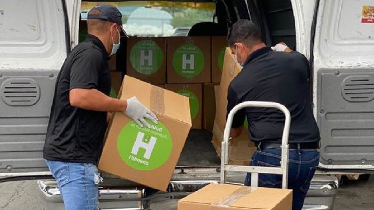 Humana distribuye cerca de 100,000 mascarillas y guantes – Telemundo ...