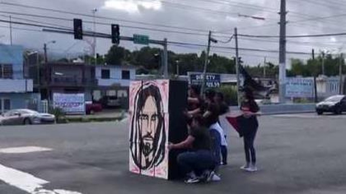 Jóvenes llevan impactante mensaje en los semáforos del País – Telemundo ... Jóvenes llevan impactante mensaje en los semáforos del País – Telemundo ...