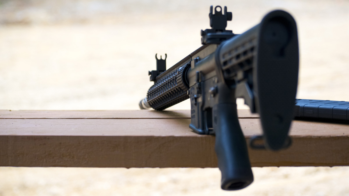 Sujeto disparaba rifle táctico en Manatí – Telemundo Puerto Rico