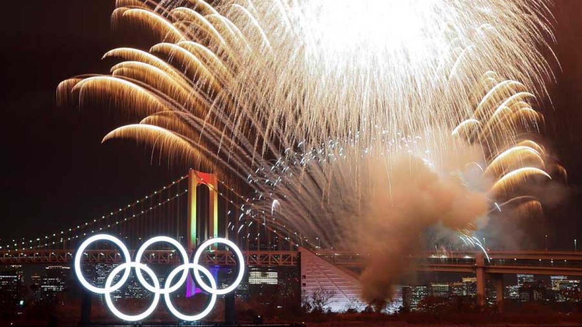 Encienden enormes aros olímpicos de cara a las olimpiadas de Tokio ...