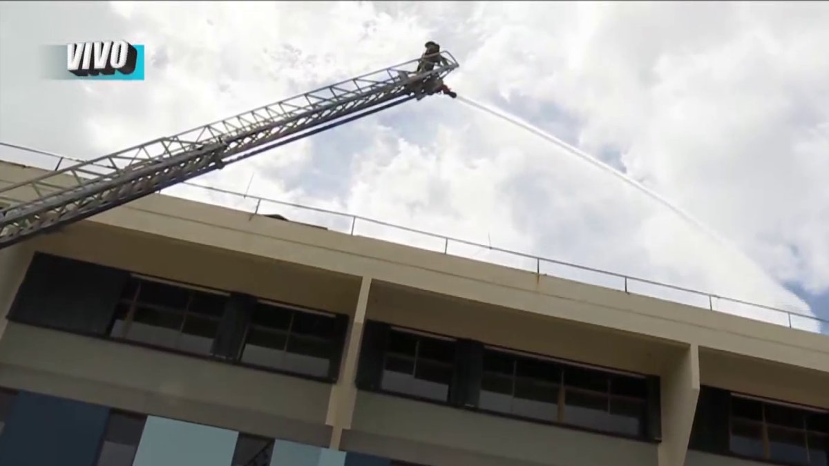 Bomberos intentan extinguir fuego en edificio de Río Piedras ...