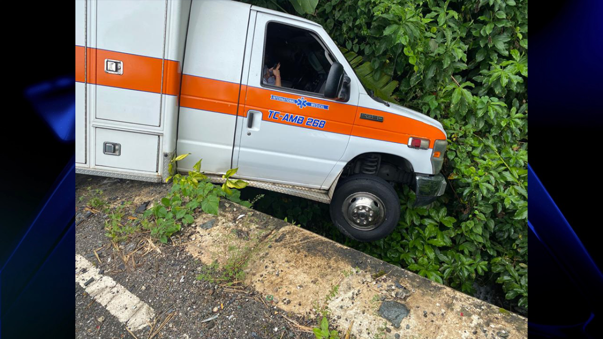 Se accidenta ambulancia en Adjuntas – Telemundo Puerto Rico