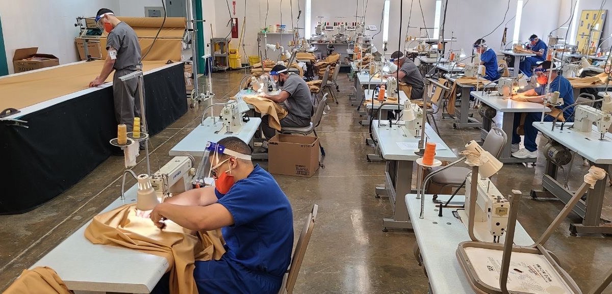 DCR abre taller para que confinados confeccionen sus propios uniformes ...
