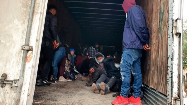Autoridades mexicanas interceptan a 108 migrantes hacinados en un ...
