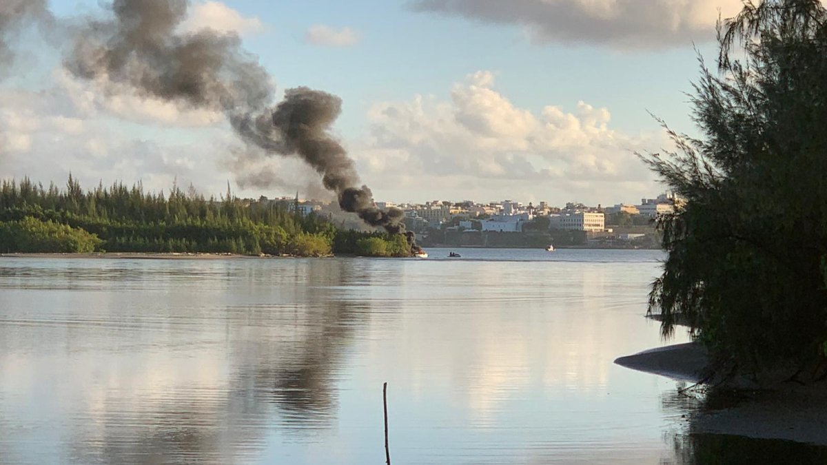 Bote en llamas a orillas del parque La Esperanza en Cataño – Telemundo ...