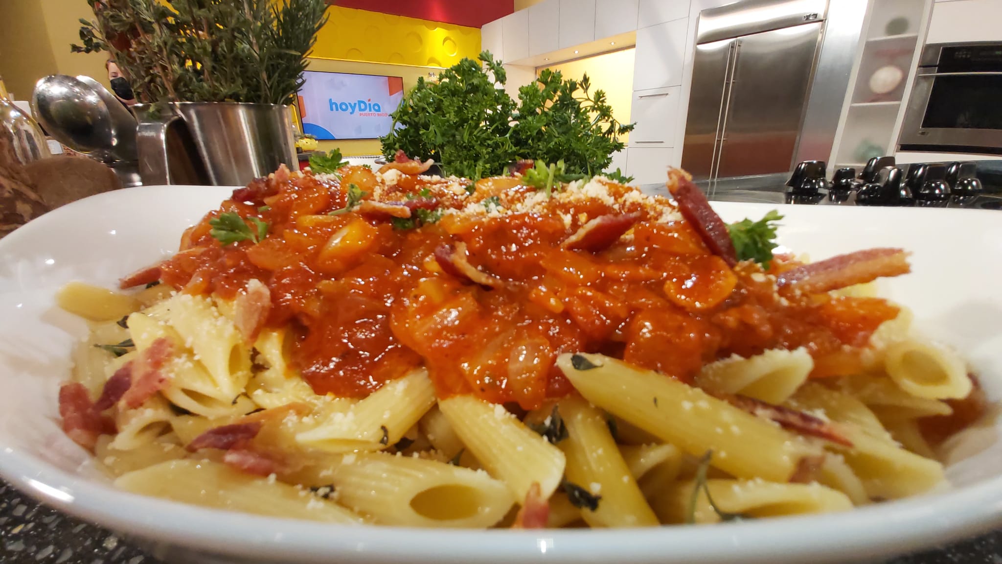 Receta de la chef Marilyn: Penne pasta con tocineta y parmesano ...