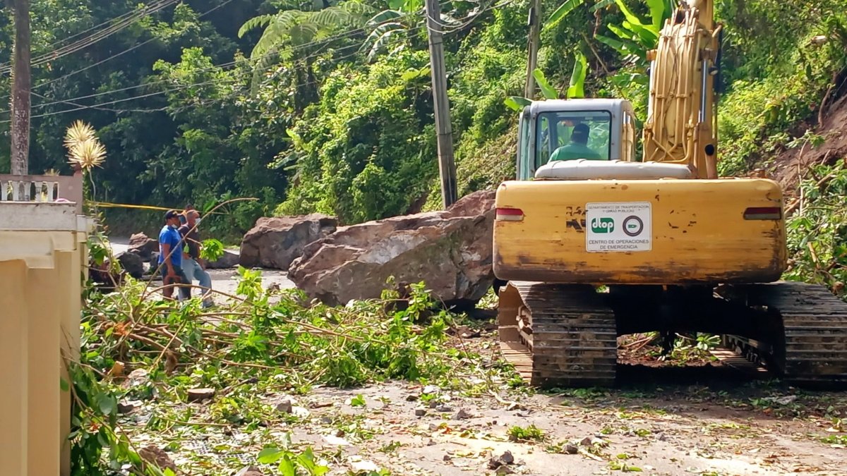 Enormes rocas caen por derrumbe en Ciales – Telemundo Puerto Rico