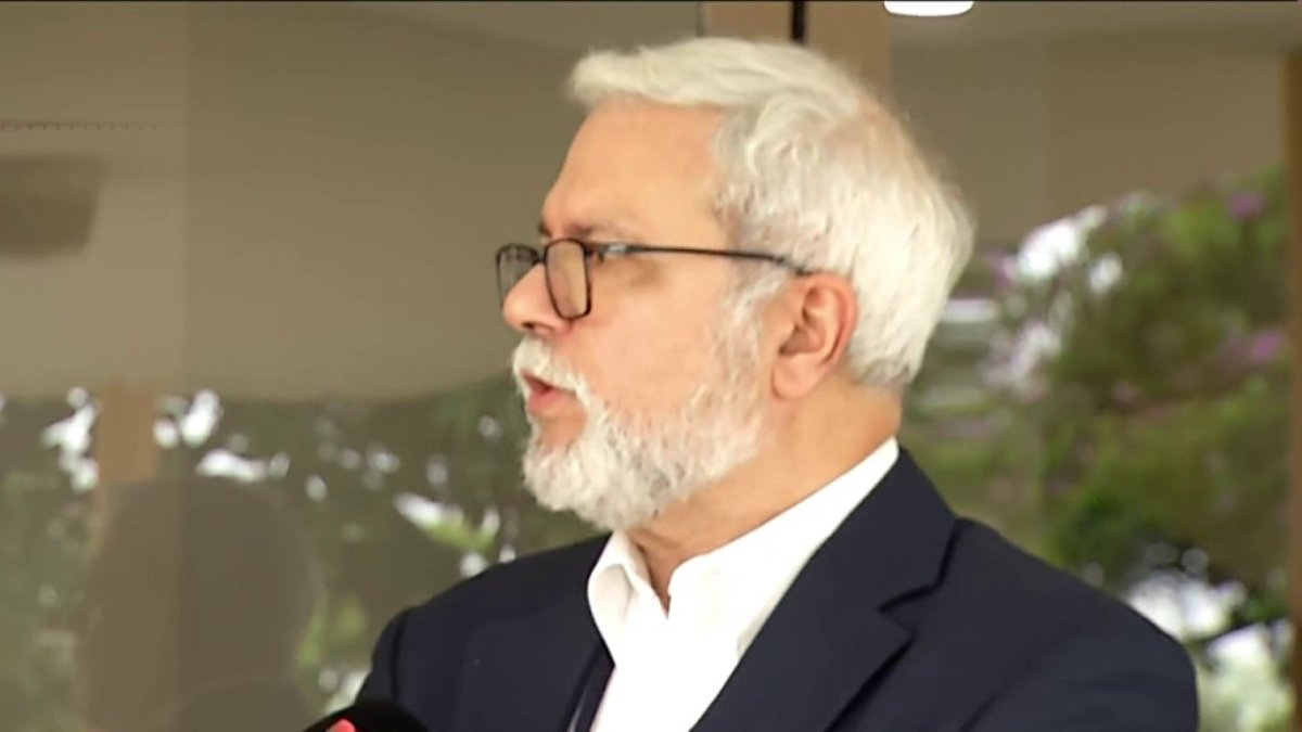 Alcaldes exigen la renuncia del epidemiólogo José Becerra – Telemundo ...