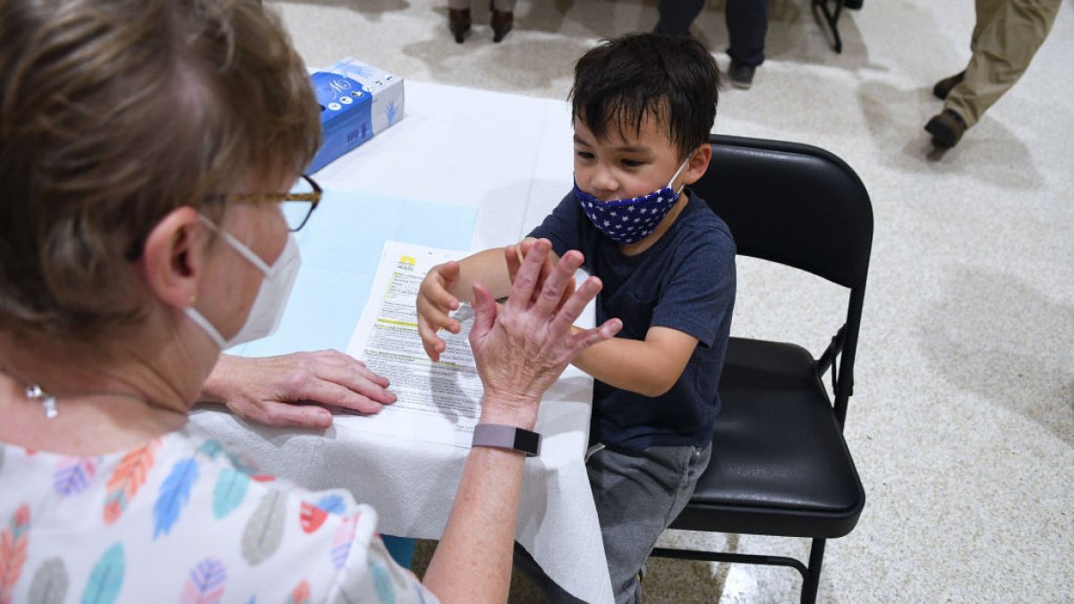 La FDA autoriza el refuerzo de la vacuna de Pfizer para menores de 12 a ...