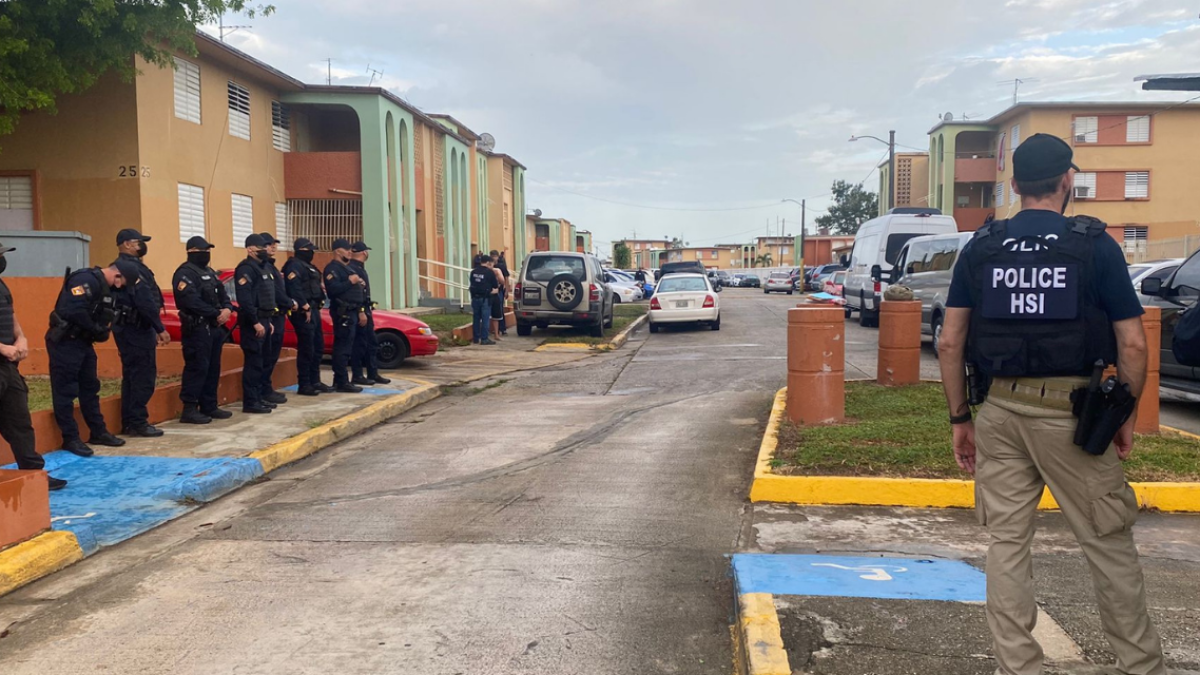 Policía y agentes del ICE diligencian órdenes de allanamiento en Manatí ...
