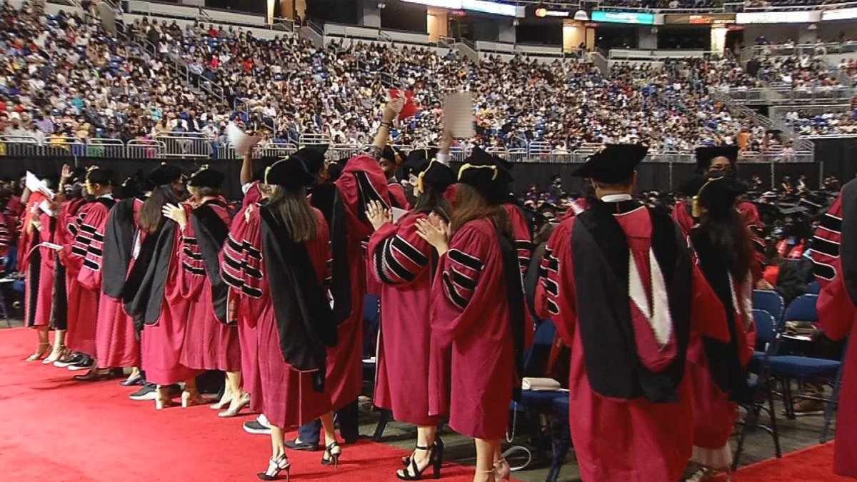 Se gradúan 2,523 estudiantes de la UPR de Río Piedras – Telemundo ...