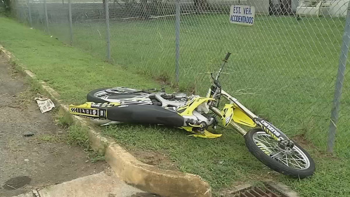 Joven impacta auto mientras conducía su motora cargando un niño de 3 ...