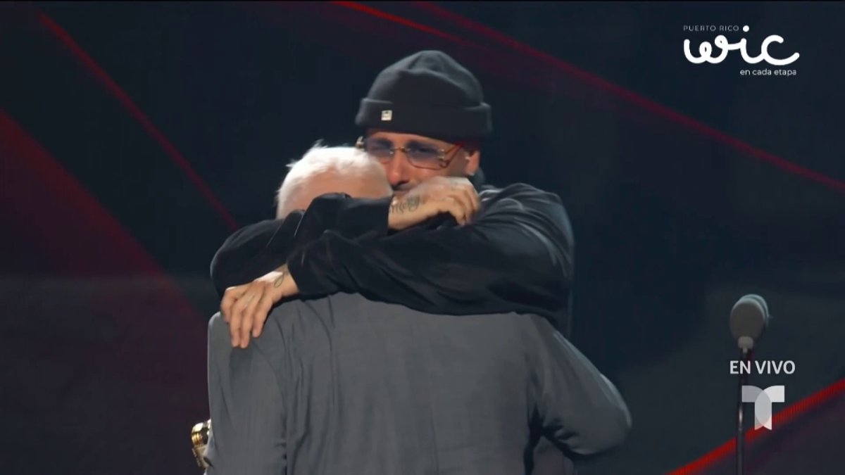 Nicky Jam recibe de manos de su papá el Premio Billboard Salón de la ...