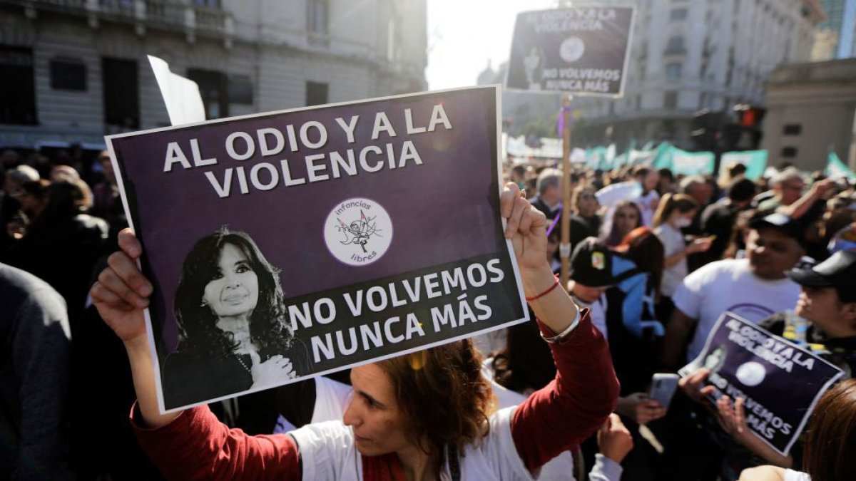 Fotos complican a los detenidos por el ataque contra Cristina Fernández ...