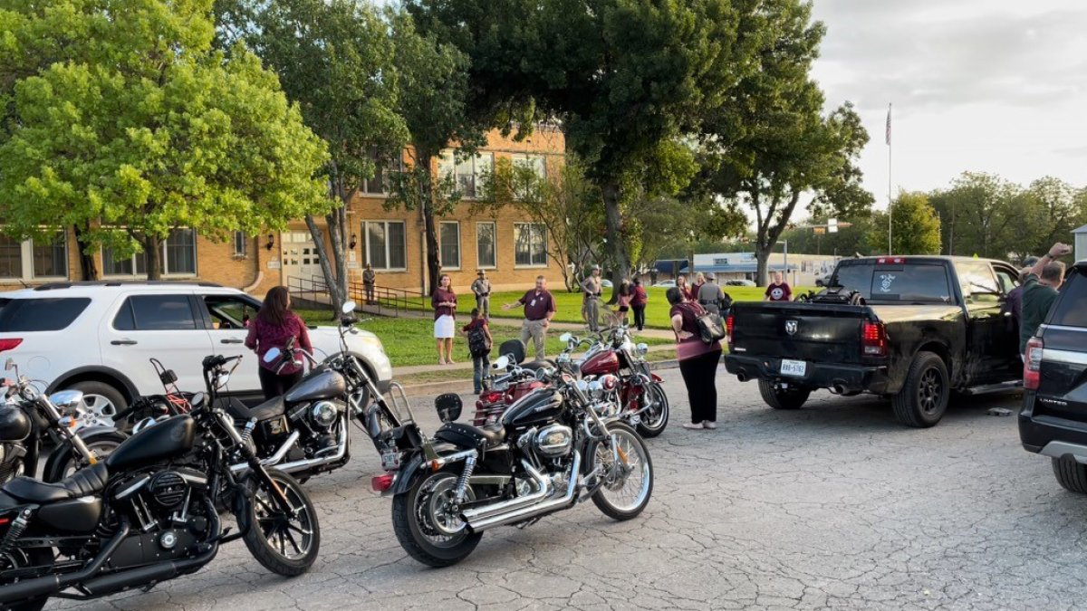 Comienzan las clases en Uvalde tras la masacre en la Escuela Primaria Robb – Telemundo Puerto Rico
