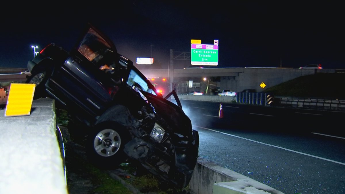 Conductor impacta valla de seguridad en el expreso 22 – Telemundo ...