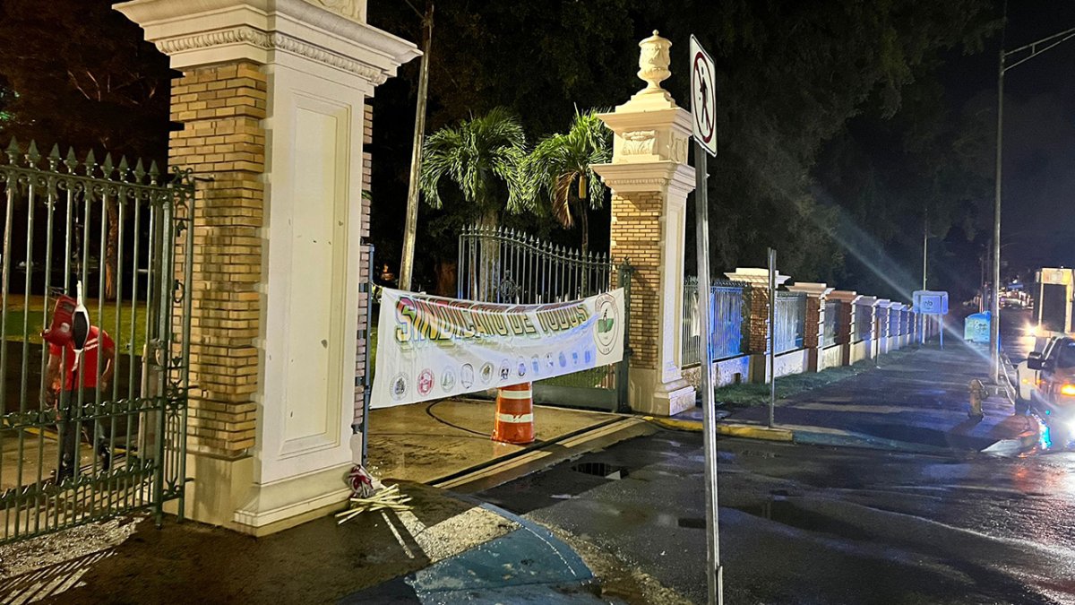 Empleados de mantenimiento de la UPR bloquean la entrada de 10 de los ...
