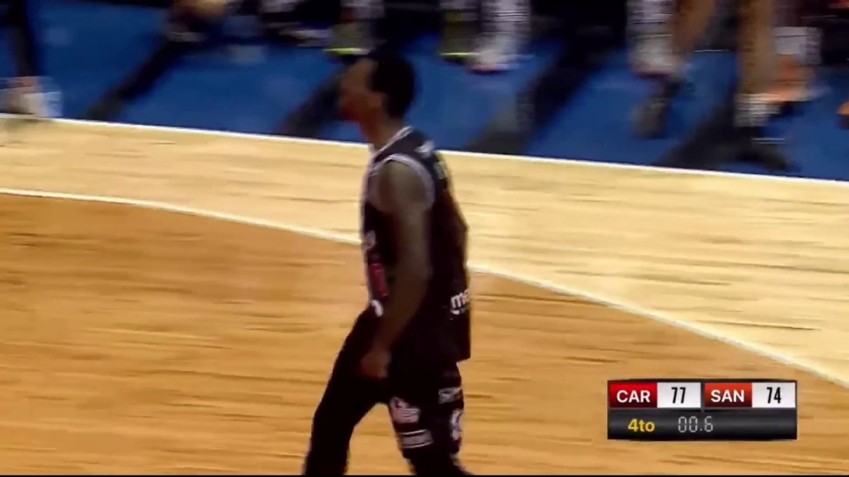 ¡De bien atrás! Canastazo de Sheldon Mac le da la victoria a Carolina ...