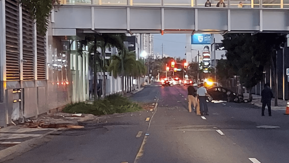 En condición grave hombre que impactó objeto fijo en la avenida Ponce ...
