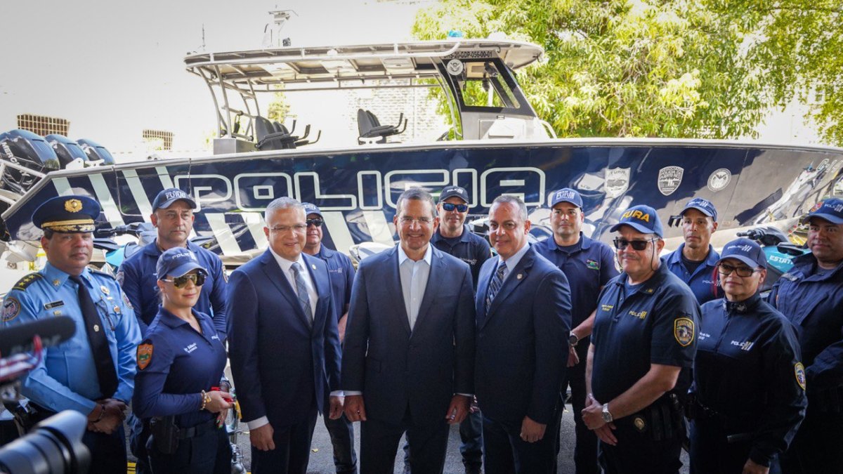 Entregan nuevas unidades a Bomberos y a Policía – Telemundo Puerto Rico