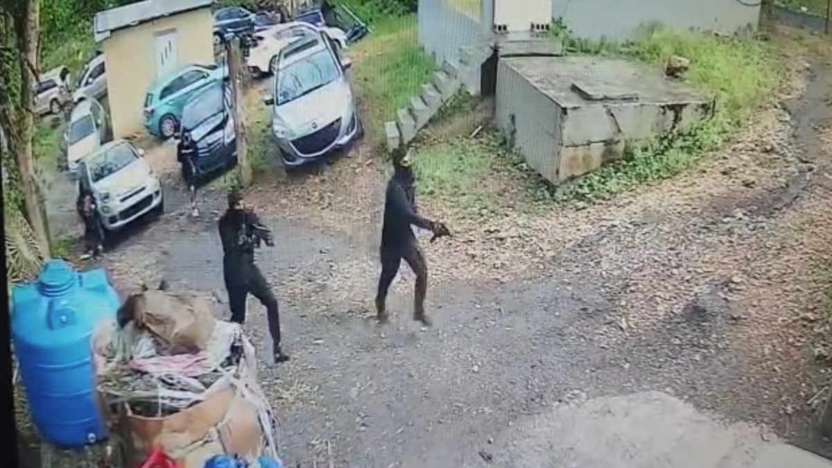 Puerto Rico: momento en que gatilleros asesinan a mecánicos en “junker ...