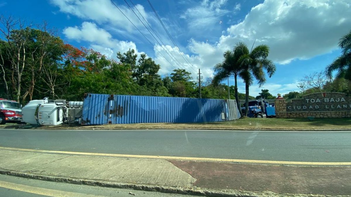 Cierran tramo de la PR-866 en Toa Baja por camión volcado – Telemundo Puerto Rico