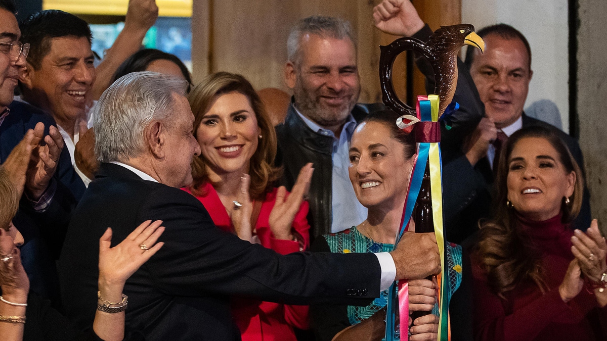 López Obrador transfiere "bastón de mando" de su movimiento político a ...