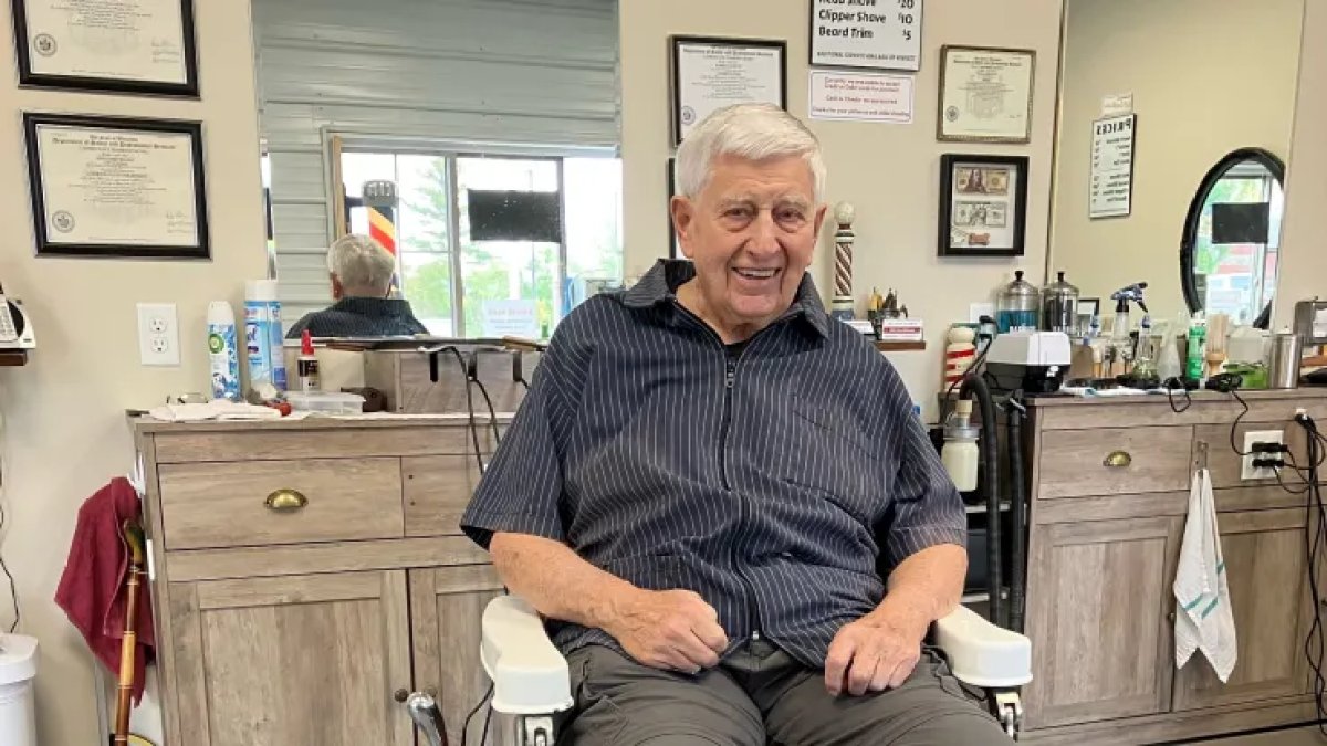 Barbero tiene 91 años y ha tenido el mismo trabajo durante 75 años ...