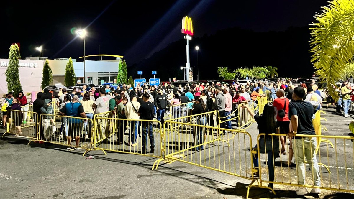 Decenas de personas hacen filas para aprovechar especiales de Black ...