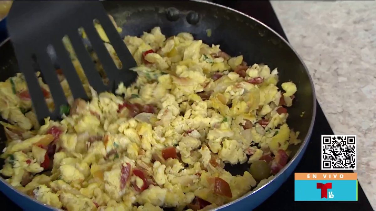 Cocina al día | Revoltillo de bacalao con pimientos Moro – Telemundo Puerto Rico