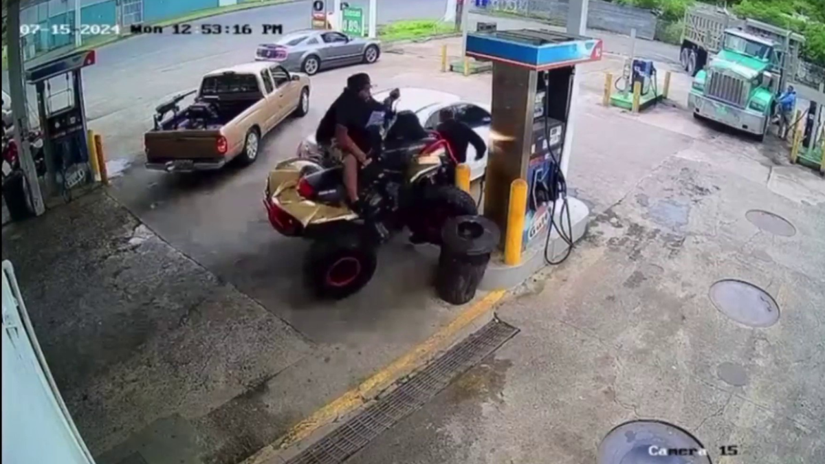 EN VÍDEO: Teniente es arrollado por “four track” en Caguas – Telemundo ...