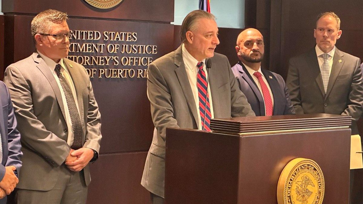 Acusan a ocho personas por alegado contrabando en la cárcel federal de ...