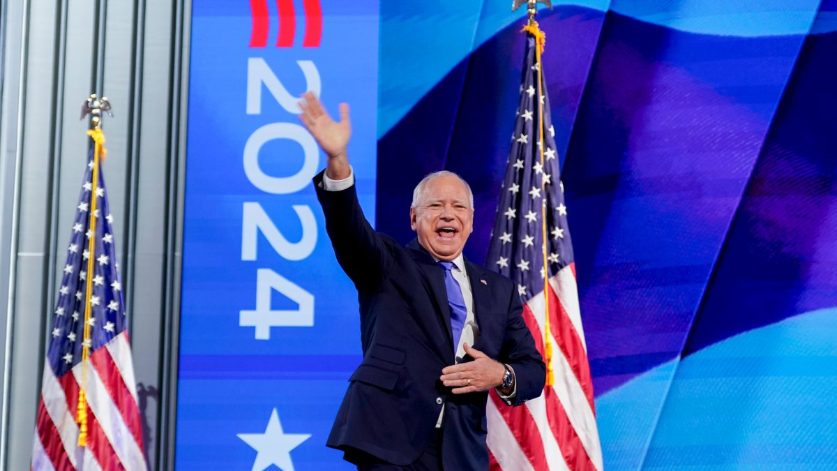 Tim Walz acepta nominación en Chicago y habla sobre las armas ...