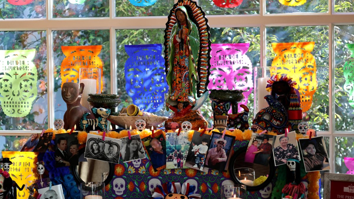 La Casa Blanca coloca un altar del Día de Muertos – Telemundo Puerto Rico