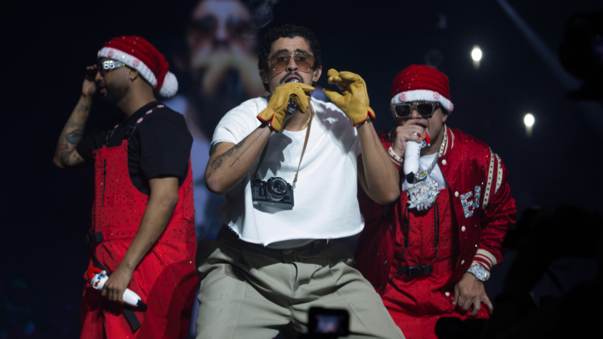 Bad Bunny anuncia lanzamiento de “Debí tirar más fotos” – Telemundo ...