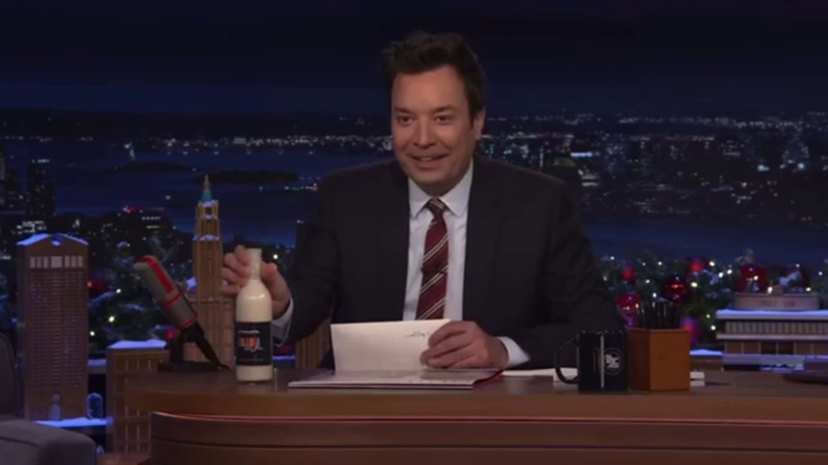 Miguel Romero le regala botella de coquito a Jimmy Fallon – Telemundo ...