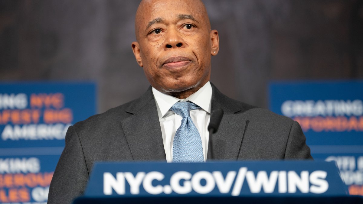 DOJ ordena que se desestimen cargos de corrupción contra Eric Adams ...