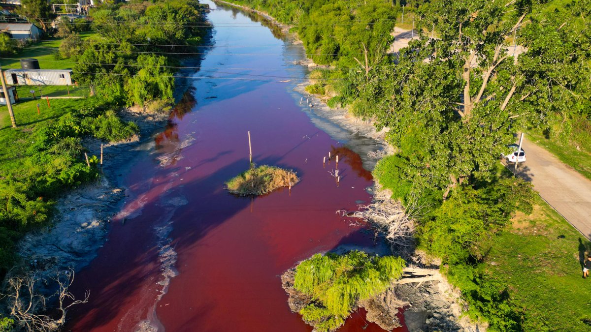 Video: río en Argentina se tiñe de rojo y pensaban que era sangre ...