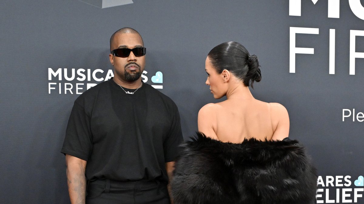 Bianca Censori, esposa de Kanye West, posa desnuda en los Grammy ...
