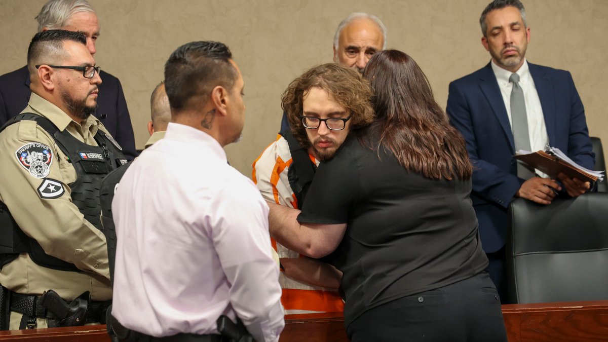 Hermana de víctima en masacre en El Paso abraza al asesino – Telemundo ...