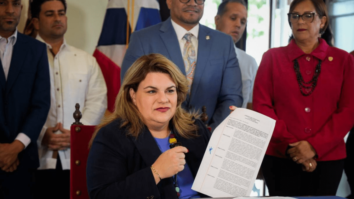 Gobernadora firma orden acompañada por Rey Charlie – Telemundo Puerto Rico