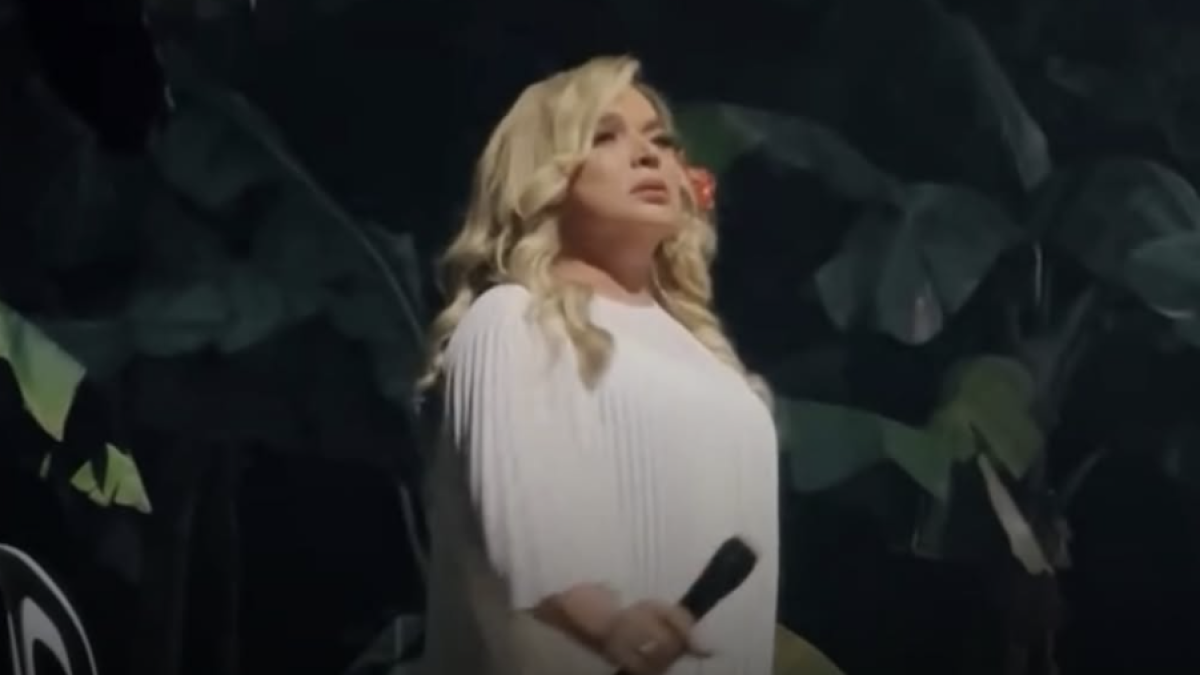 Ednita Nazario canta "LO QUE LE PASÓ A HAWAii" en concierto de Bad ...