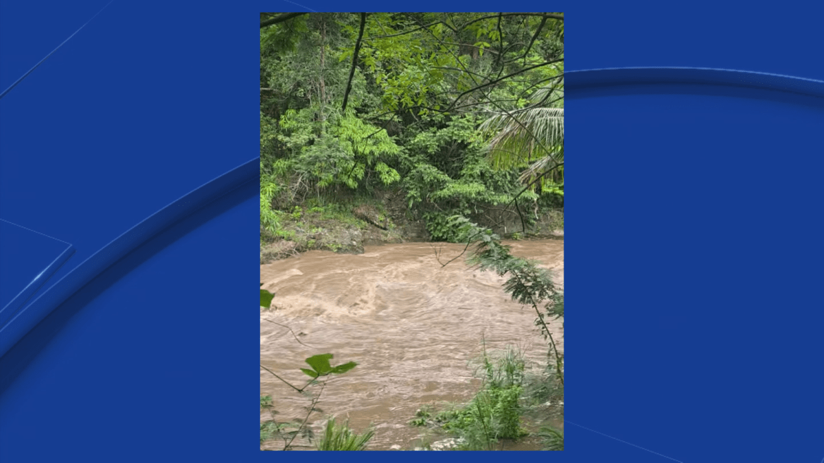 Buscan a dos personas arrastradas por crecida en río de Ponce ...