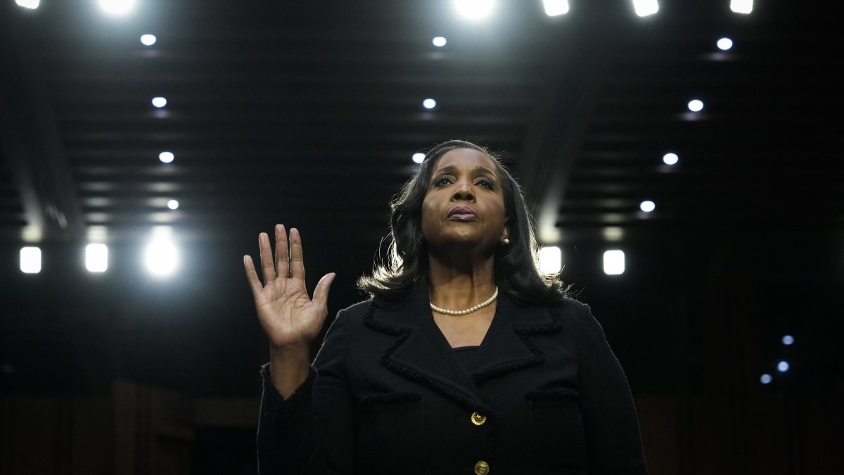 Trump pide a Corte Suprema ayuda para remover a Lisa Cook – Telemundo ...