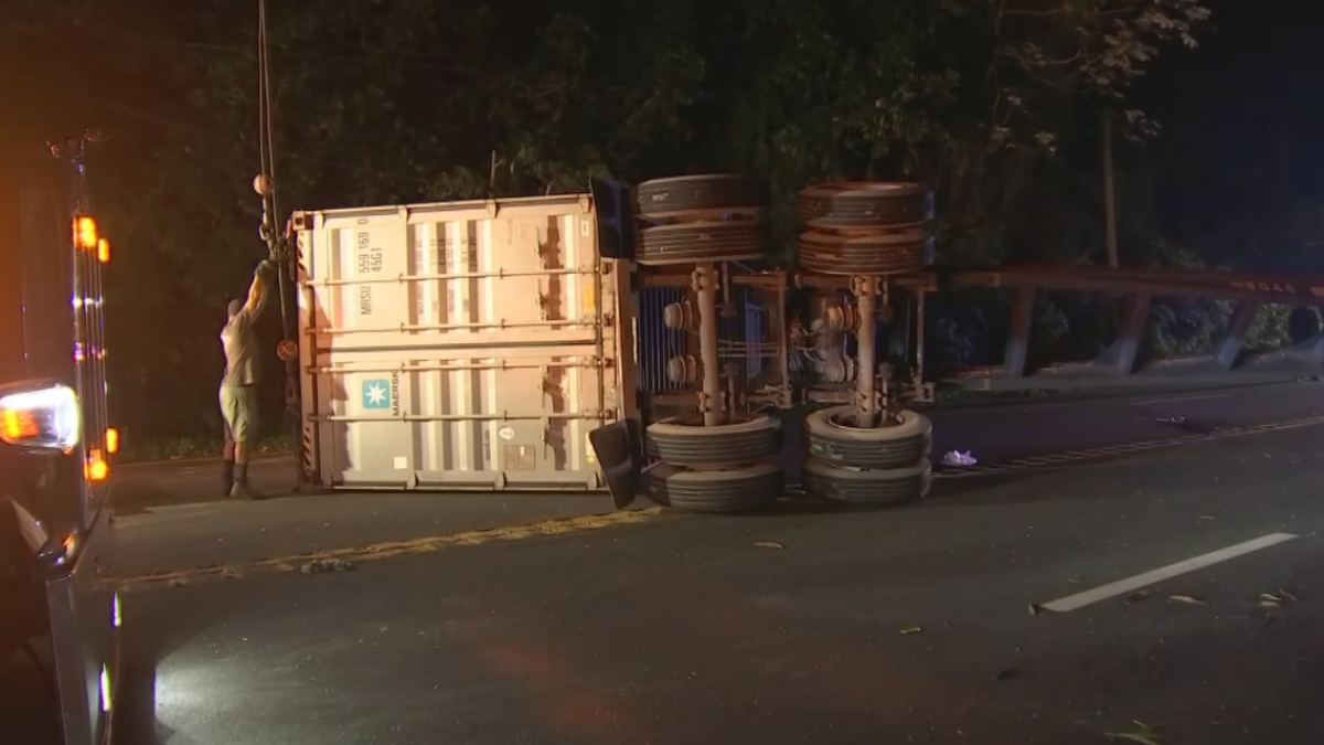 Camión se vuelca e impacta un vehículo en la PR-172 de Caguas a Cidra – Telemundo Puerto Rico