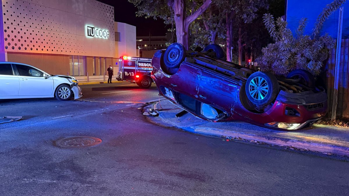 Reportan accidente con auto volcado en medio de supuesta persecución en ...