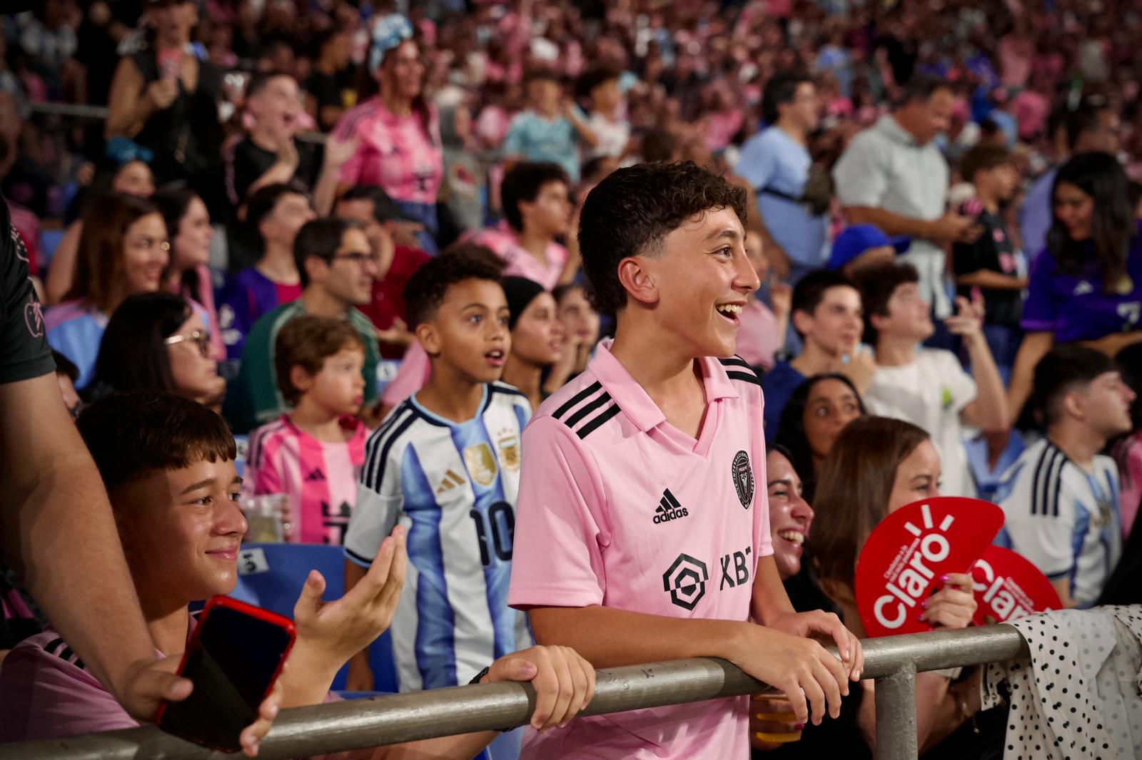 Pasión futbolera: imágenes de la experiencia Messi en Puerto Rico ...